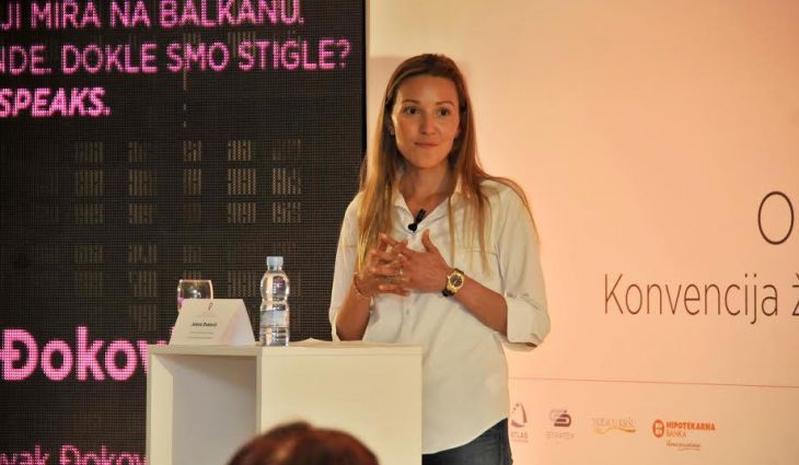 Приказната на Јелена Ѓоковиќ за тоа како растела, ќе ве РАСПЛАЧЕ!